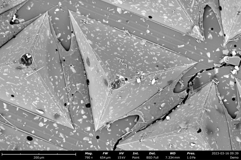 From Photons to Electrons: Optical and Electron Microscopy ...
